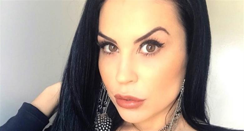 Jéssica Amaral valoriza os seios com 'decote cavalar' em foto no ...