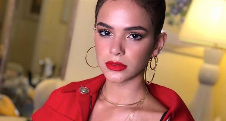 Bruna Marquezine surge de batom vermelho e lingerie à mostra em clique na web RedeTV!