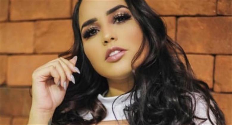 Cantora Perlla posa de fio-dental na praia e avisa: "Corpo em evolução ...