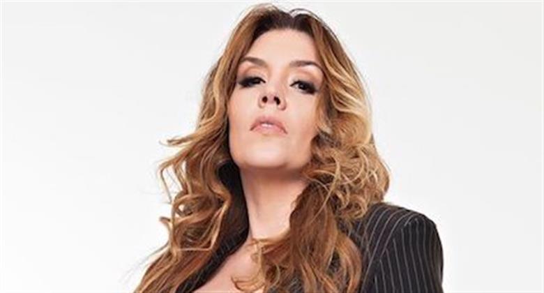 Aos 43 anos, Simony posa com look decotado e fã questiona: "São ...