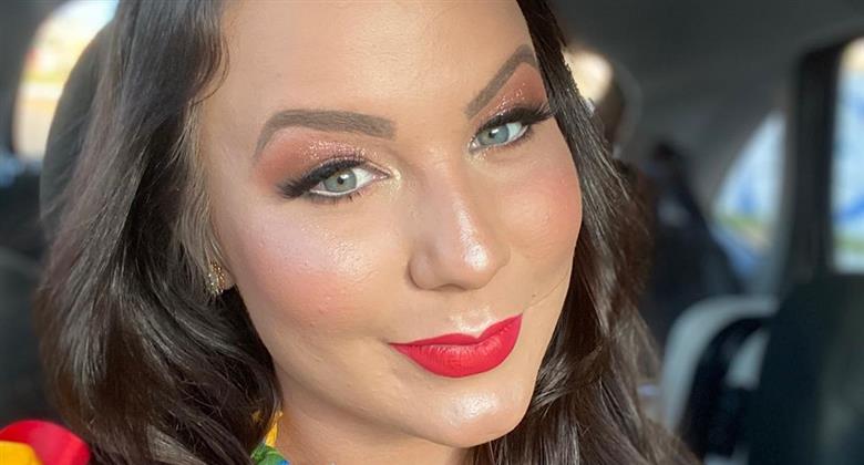 De biquíni, ex-BBB Maria Cláudia sensualiza com prancha e fã brinca ...